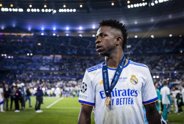 Vini explica renovação: "Quero continuar no melhor clube do mundo"